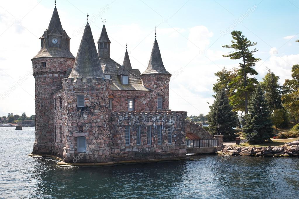 The ancient castle on an island Stock Photo by ©petrkurgan 18419369