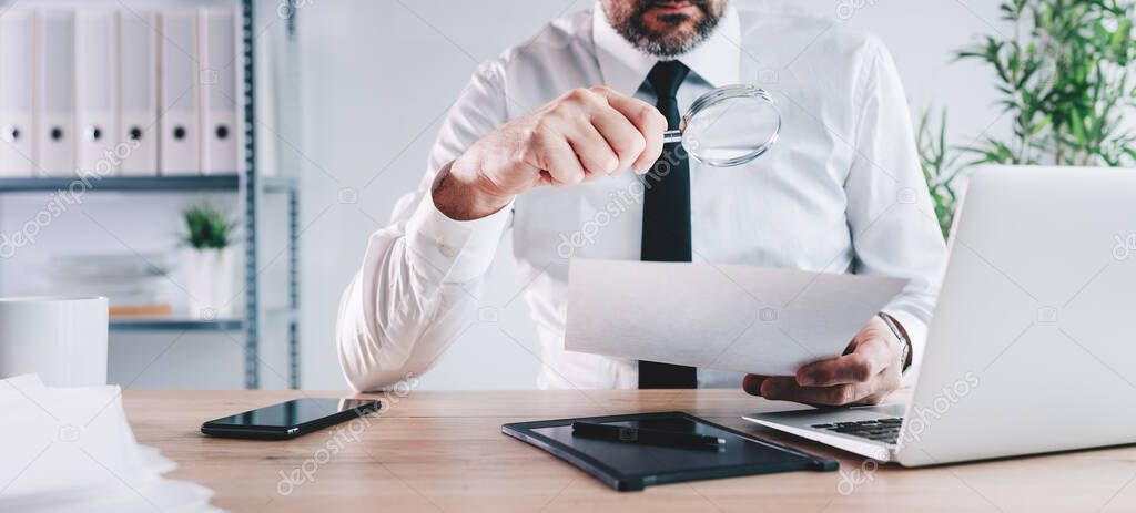 Inspector de impuestos y auditor financiero mirando a través de lupa ...