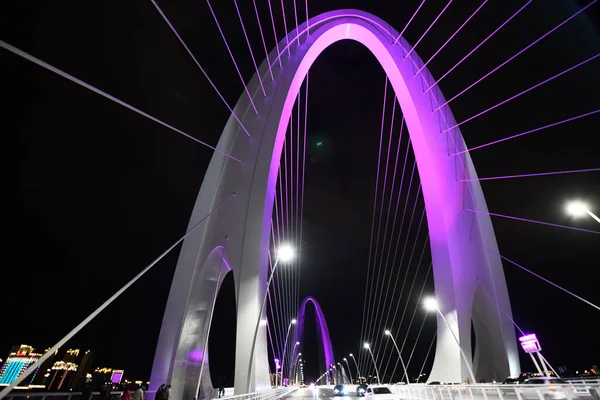 Puente de meydan en dubai fotos de stock, imágenes de Puente de meydan en dubai sin royalties ...