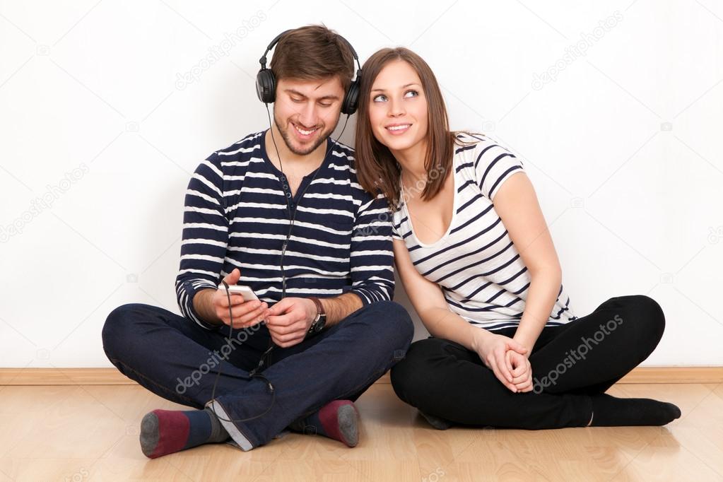 dos personas escuchando música — Foto de stock © gdolgikh #39714757