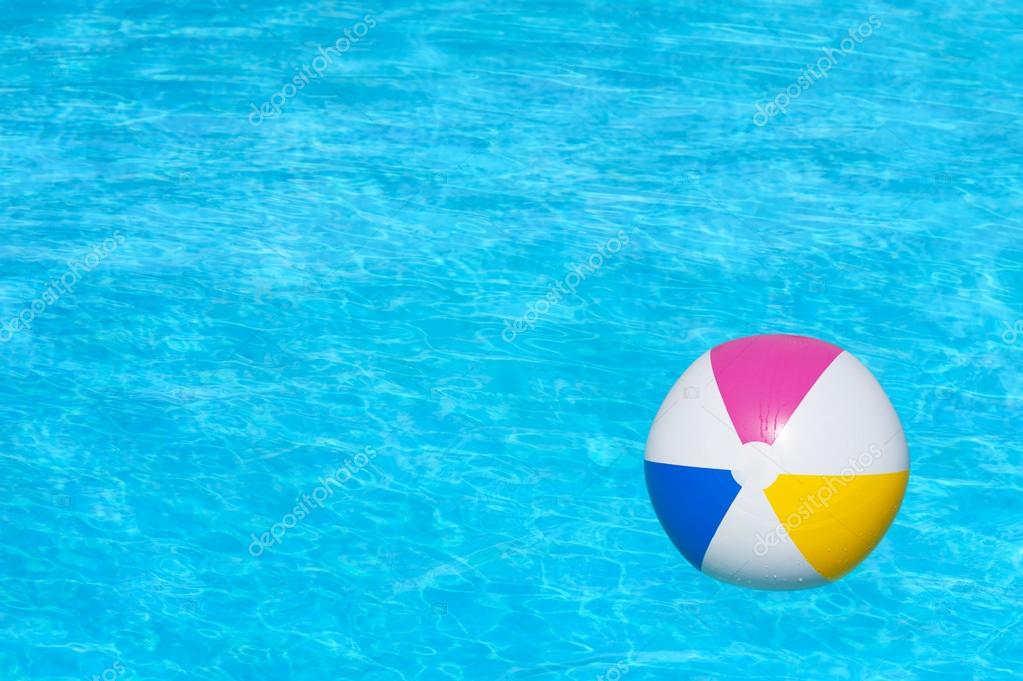 Bola inflable flotando en la piscina 2022