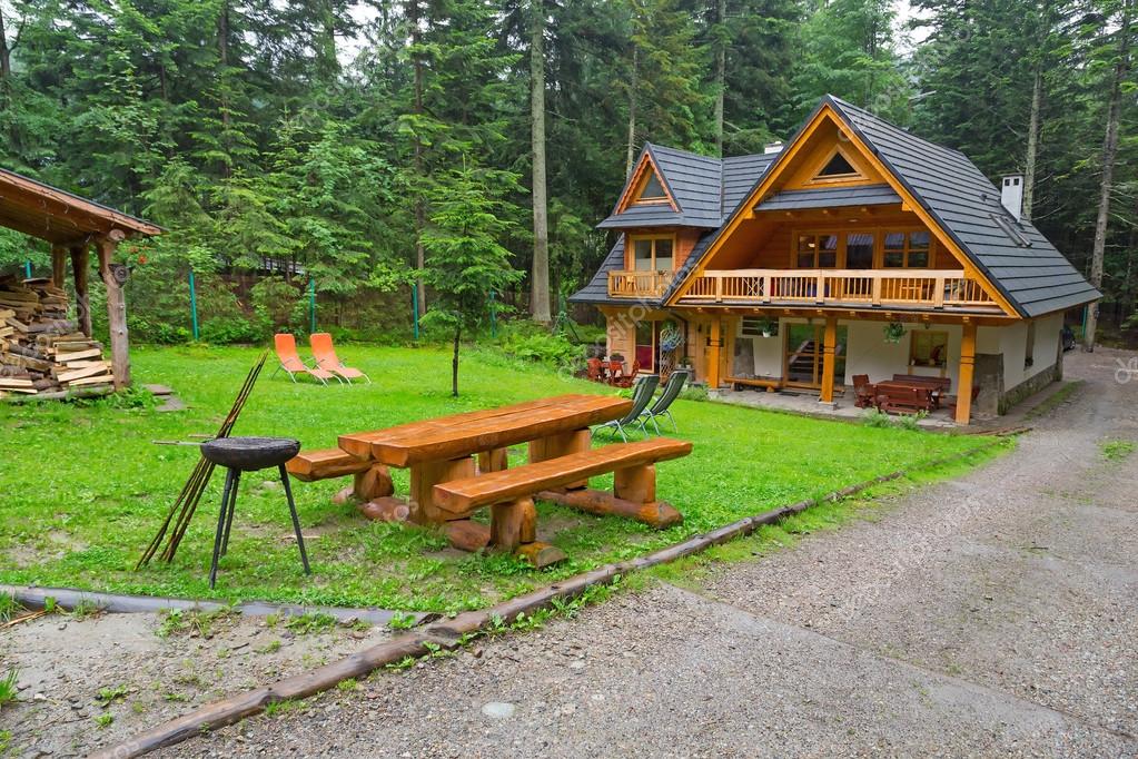 Wooden hut in the forest of Tatra mountains — Stock Photo © Patryk ...