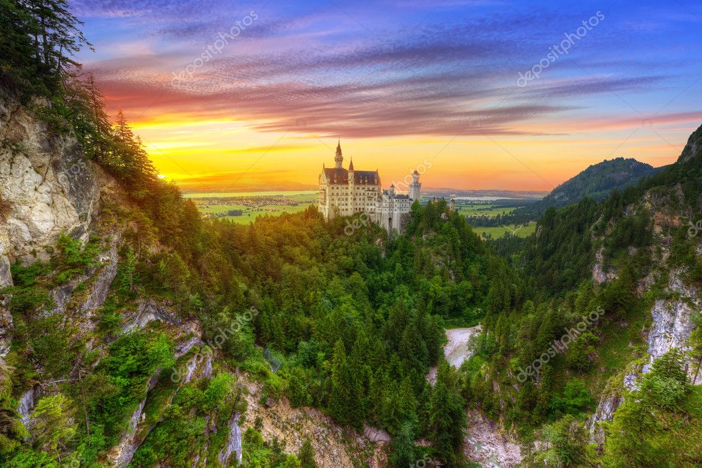 Neuschwanstein Castle in the Bavarian Alps at sunset – Stock Editorial ...