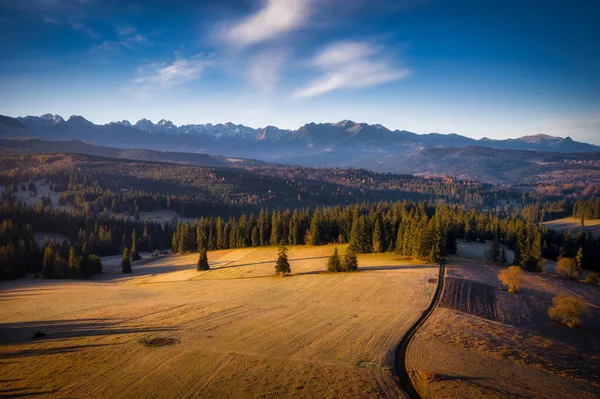Un hermoso amanecer sobre las montañas Tatra. El paso sobre Lapszanka ...