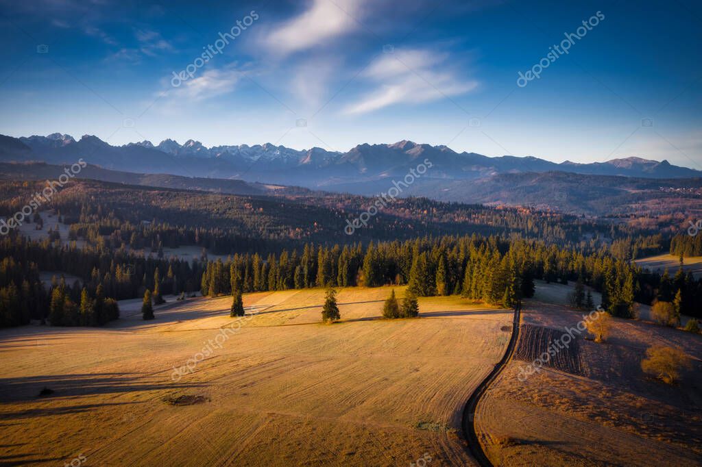 Un hermoso amanecer sobre las montañas Tatra. El paso sobre Lapszanka ...
