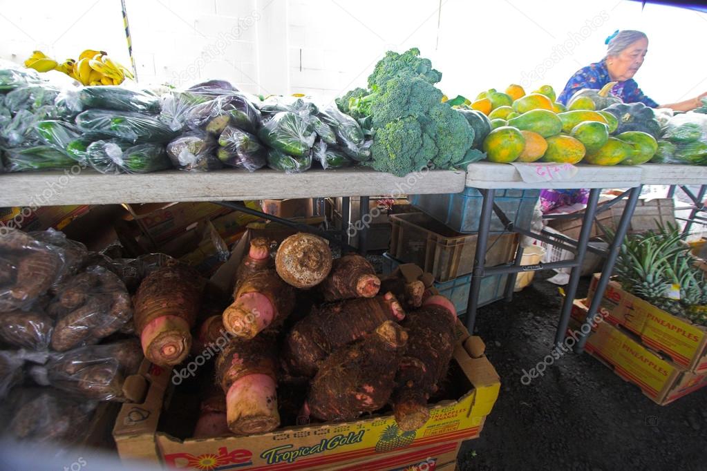 Vegetables and fruit in Farmer Market in Hilo — Stock Editorial Photo ...