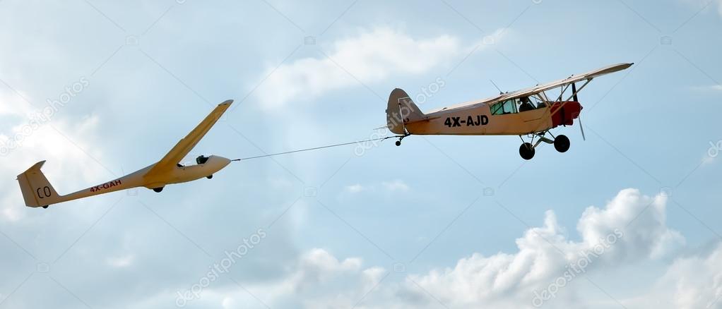 Aviones ligeros se elevan en el planeador del cielo . — Foto de stock ...