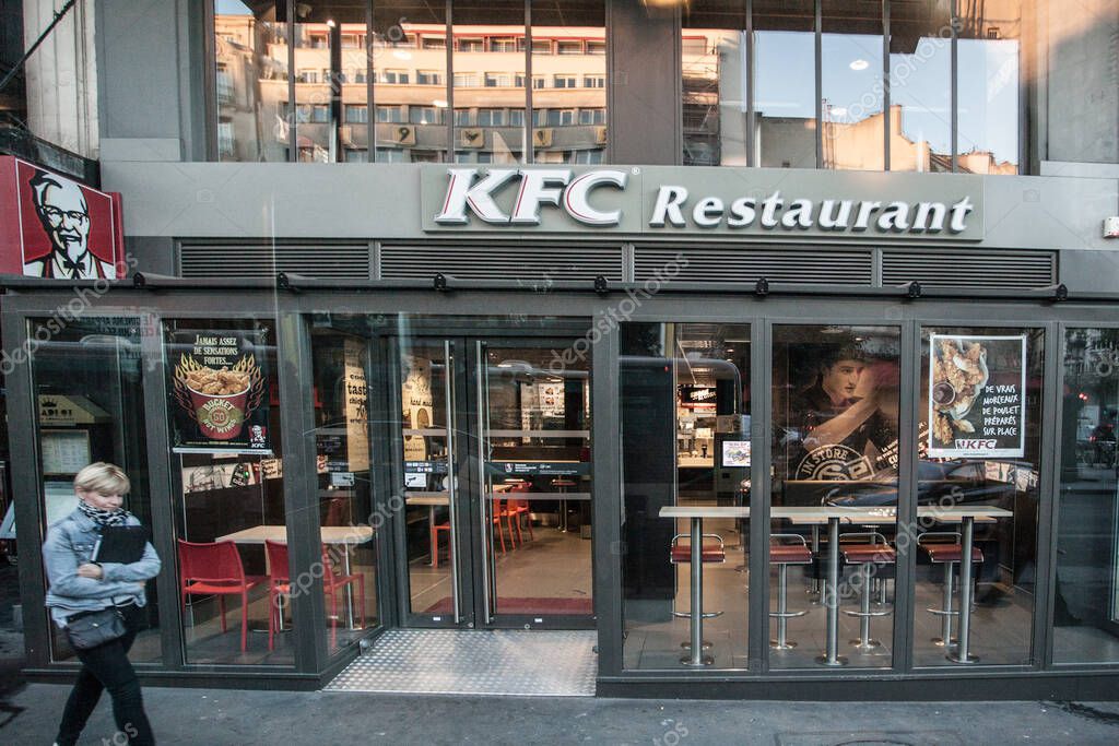 PARÍS, FRANCIA - 6 DE OCTUBRE DE 2016: Restaurante KFC en la zona de ...