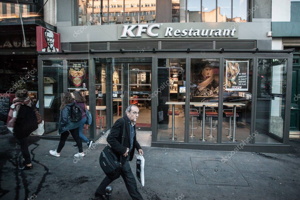 PARÍS, FRANCIA - 6 DE OCTUBRE DE 2016: Restaurante KFC en la zona de ...