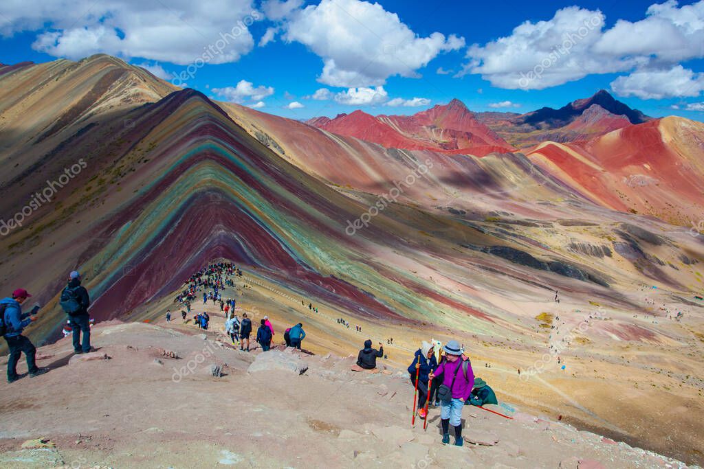 Vinicunca, Cusipata, Perú - 20 de mayo de 2022: Los turistas que llegan ...