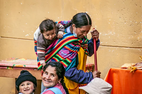 Familia peruana feliz Stock Photos, Royalty Free Familia peruana feliz ...