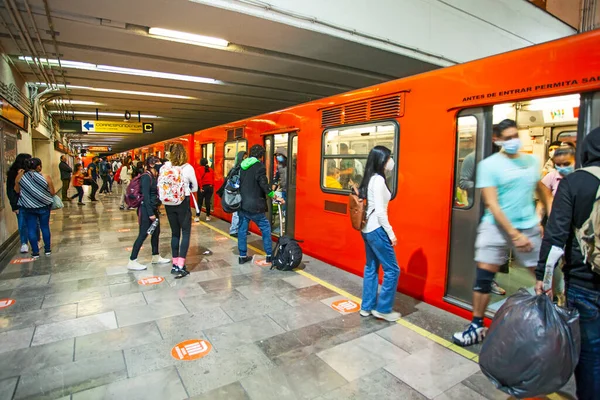 CIUDAD DE MÉXICO, MÉXICO - 14 DE MARZO DE 2022 - Estación de metro ...