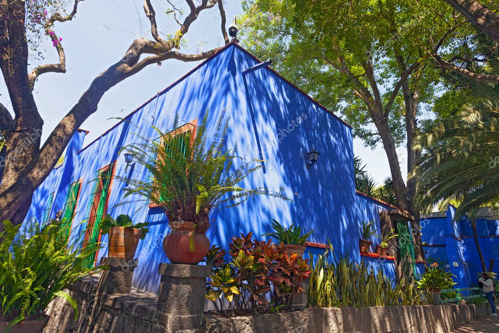 Blue House und courtyard of (La Casa Azul), historic house and art ...