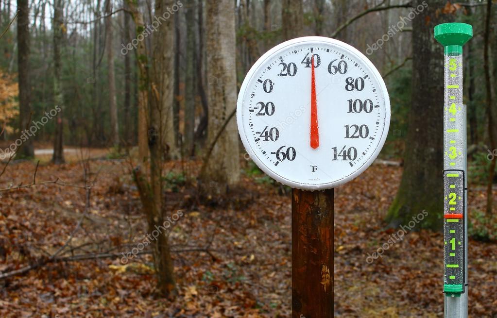 Termómetro de primavera al aire libre — Foto de stock © ruxpriencdiam ...