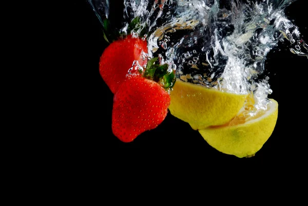 Frutas con salpicaduras de agua con fondo negro fotos de stock ...