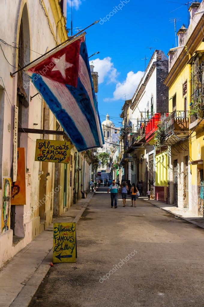 Calle típica de La Habana Vieja con una gran bandera cubana 2024