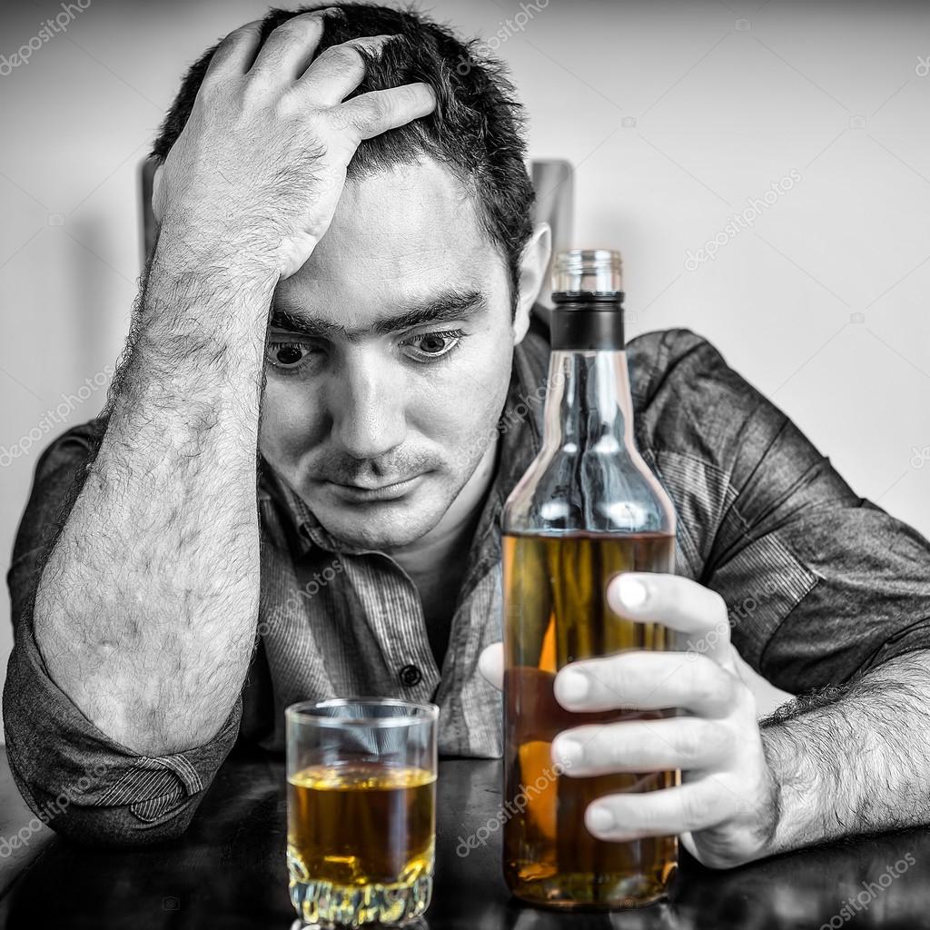 Hombre hispano borracho desesperado bebiendo: fotografía de stock ...