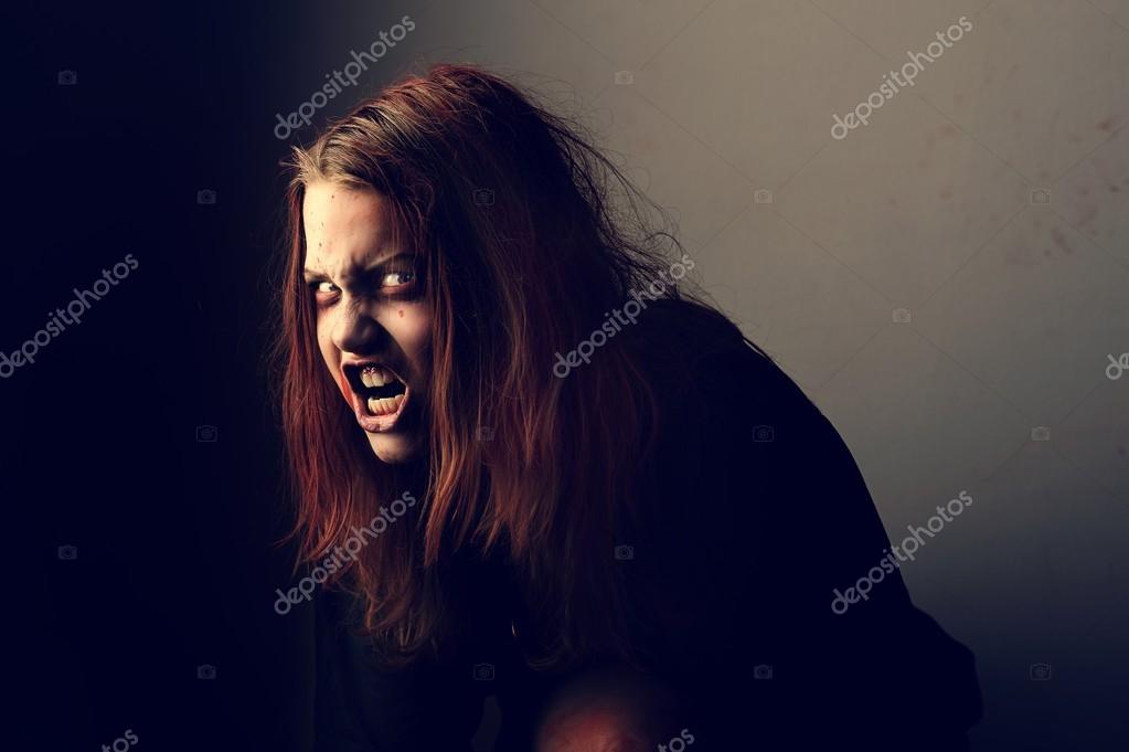 Loca poseída chica: fotografía de stock © dontcut #49852945 | Depositphotos