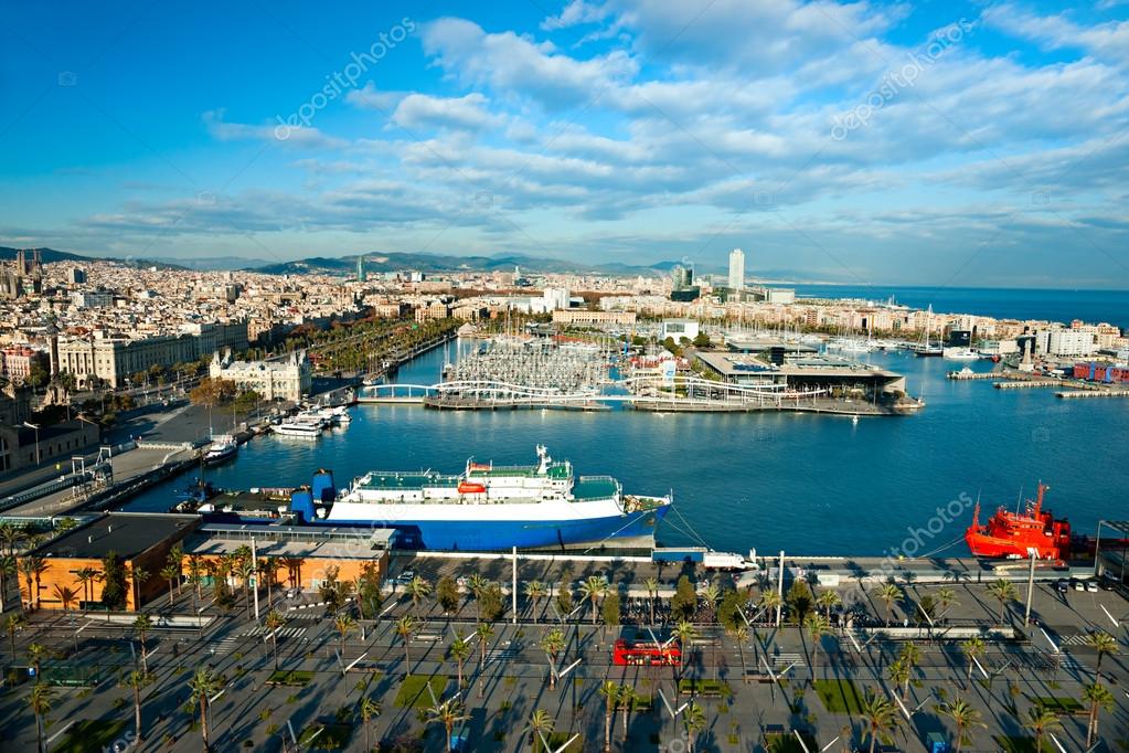 Vista del puerto de Barcelona desde el aire — Foto de stock © masterlu ...