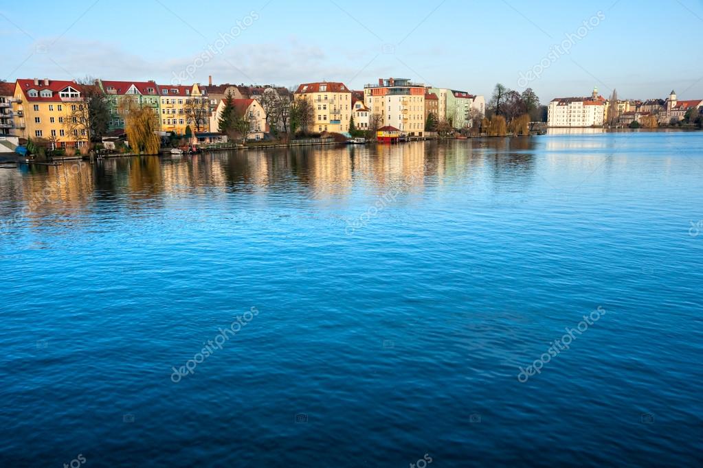Vista do rio Spree, Berlim, Alemanha . fotos, imagens de © masterlu ...