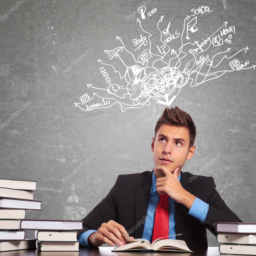 hombre leyendo un libro y pensando en un montón de cosas — Foto de ...