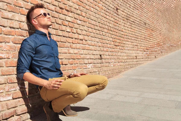 Fotos de Pessoa agachada, Imagens de Pessoa agachada sem royalties ...