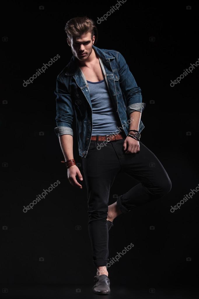 Casual man standing on one leg in a fashion pose — Stock Photo ... Casual man standing on one leg in a fashion pose — Stock Photo ...
