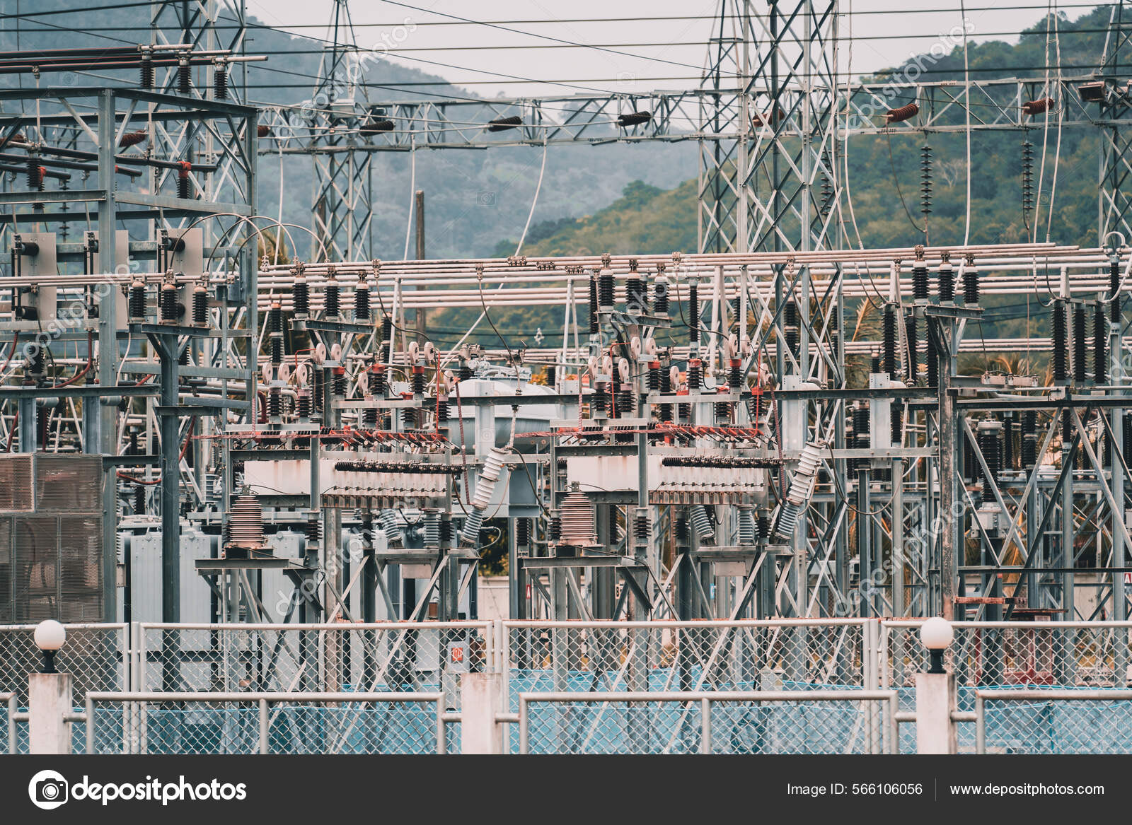 Hochspannungs-Umspannwerk mit Stromverteilung – Stockfoto © Romaset #566106056