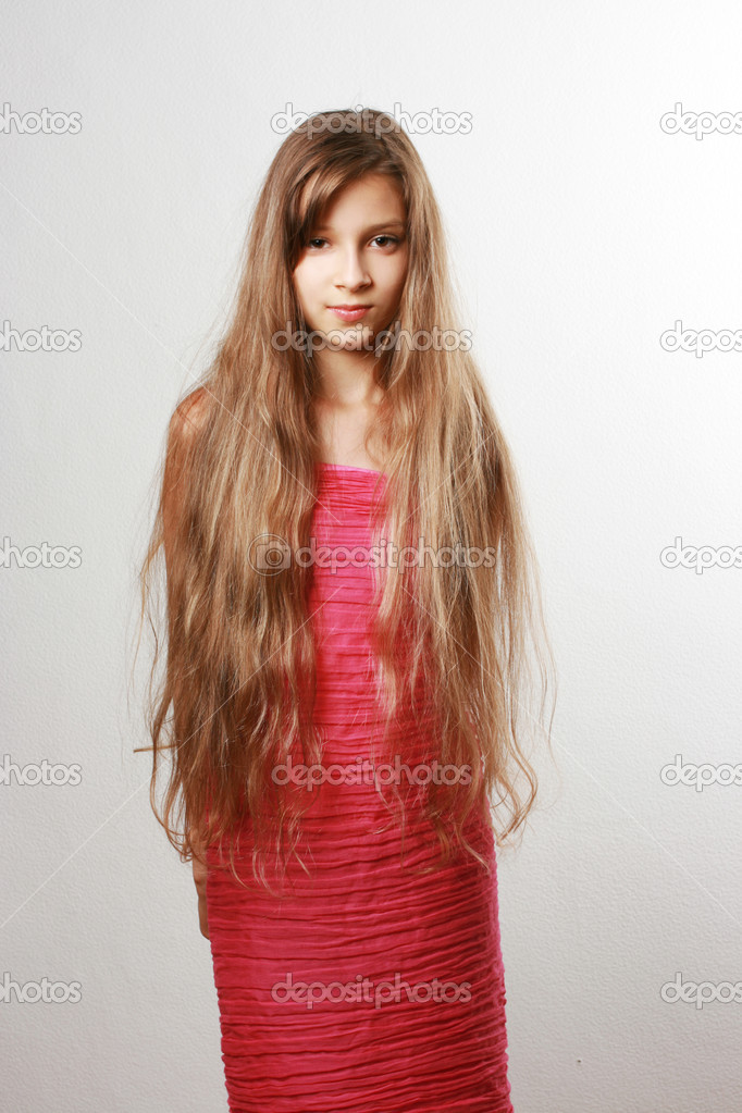 Jeune fille avec les cheveux très longs — Photo #36513397