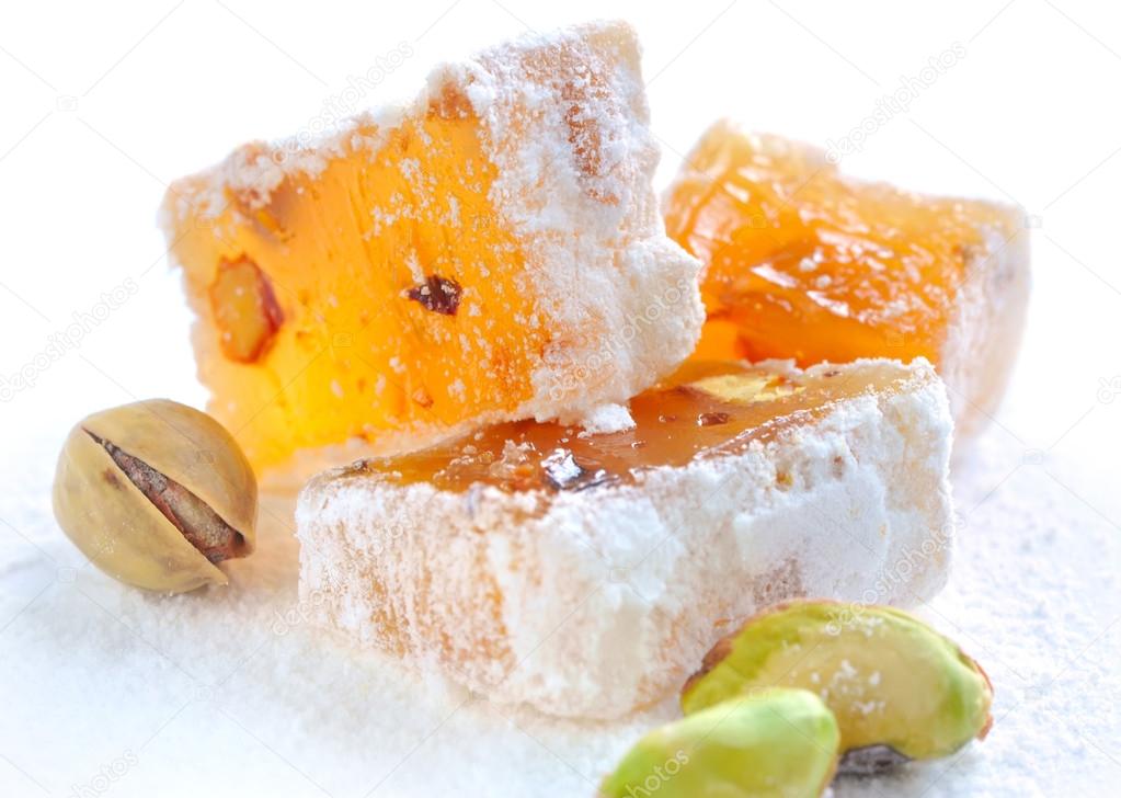 Loukoums (loukoum) aux pistaches sur un fond blanc, gros plan ...