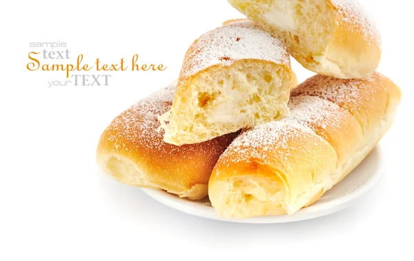 Bollos italianos con crema dulce sobre fondo blanco 2024