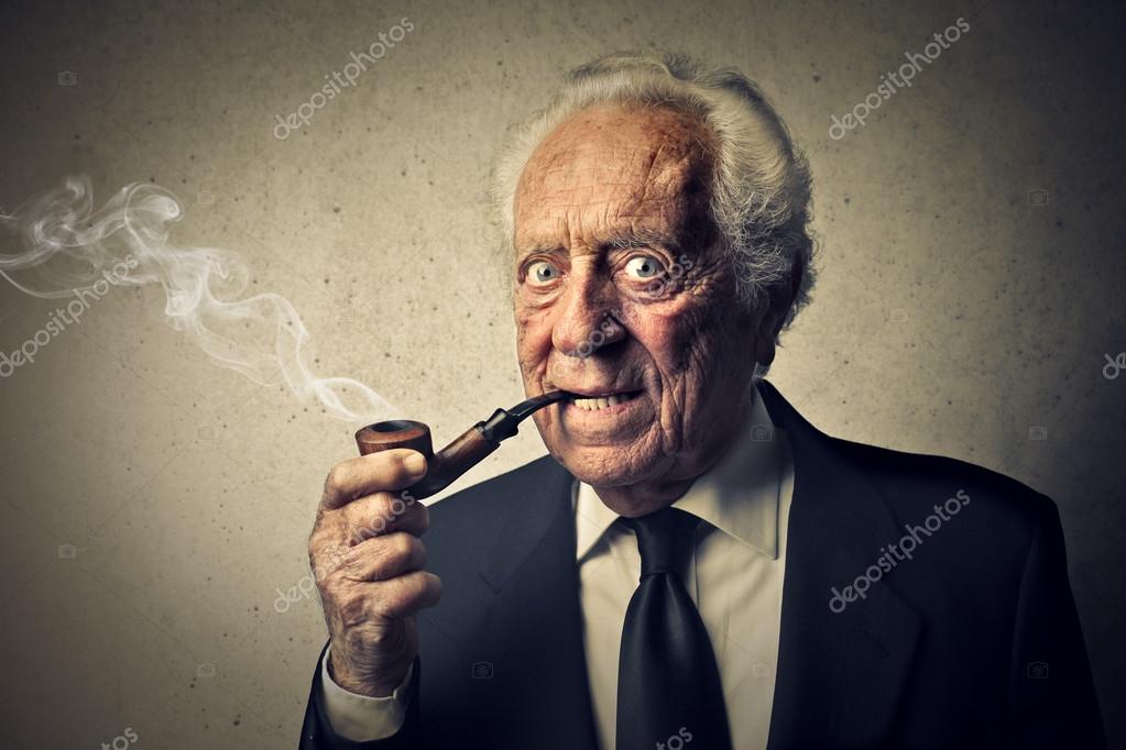 Hombre fumando una pipa — Foto de stock #24625533 © olly18