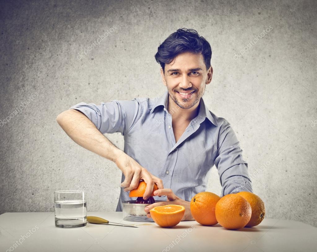 hombre exprimir las naranjas — Foto de stock © olly18 #26900833