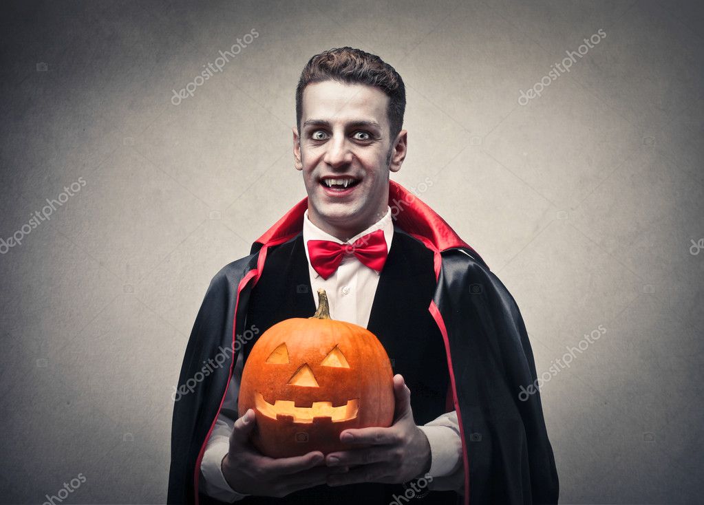 Wampir gospodarstwa dyni halloween — Zdjęcie stockowe © olly18 #33259643