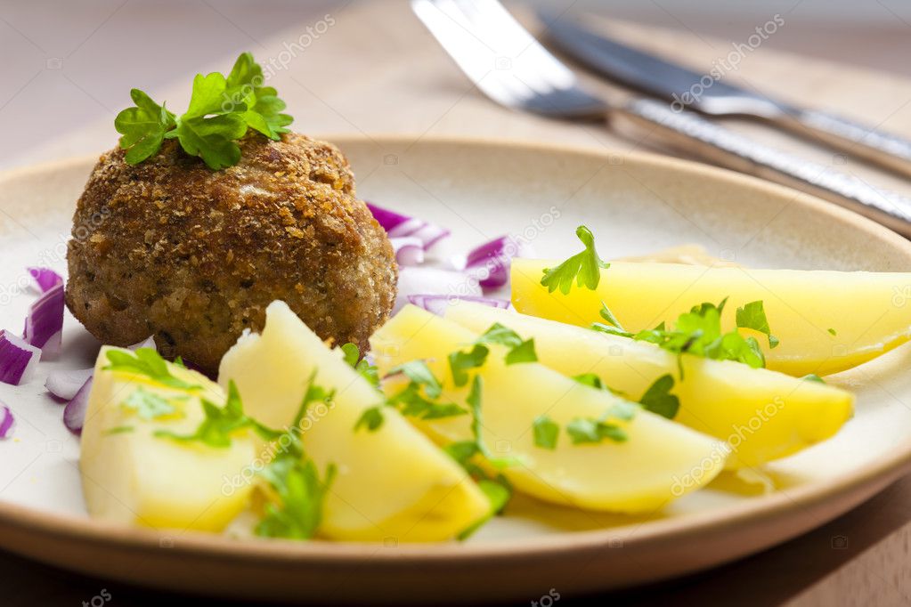 Frikadelle mit gekochten Kartoffeln — Stockfoto © phb.cz #48242861
