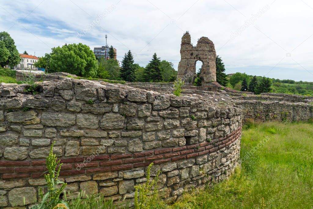 Ruinas de la antigua fortaleza romana Castra Martis en la ciudad de ...