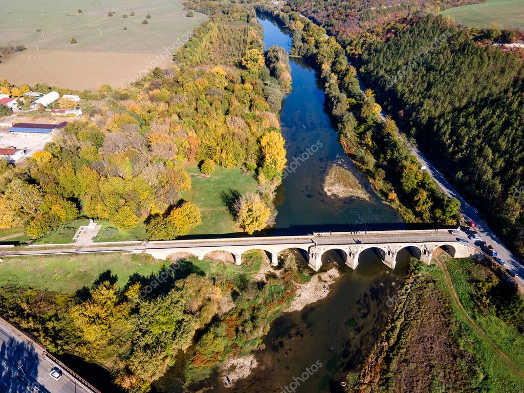 Vista aérea del puente del siglo XIX sobre el río Yantra, conocido como ...