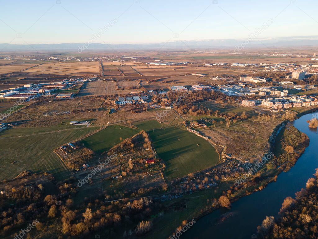 Vista a rea al atardecer del Recinto de Remo en la ciudad de Plovdiv ...