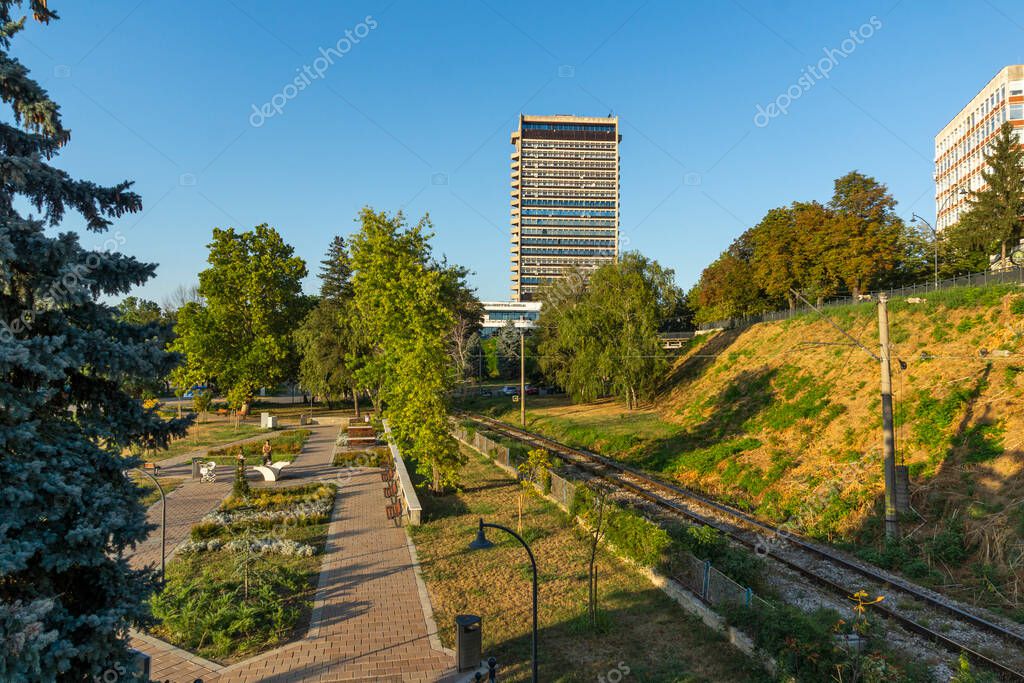 RUSE, BULGARIA - 15 de agosto de 2021: Panorama de la calle Costal en ...