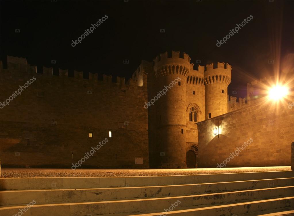 Castillo de los Caballeros Medievales de Rodas (Palacio) por la noche ...