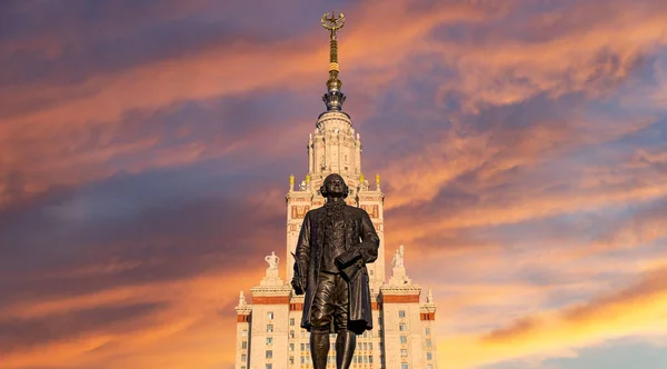 Vista del monumento a Mikhail Vasilyevich Lomonosov (escultor N. V ...