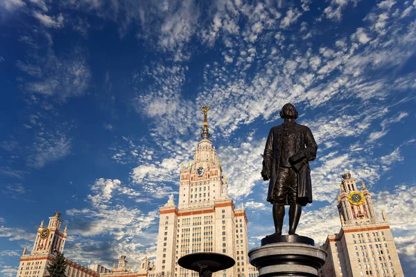 Vista del monumento a Mikhail Vasilyevich Lomonosov (escultor N. V ...