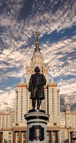 Vista del monumento a Mikhail Vasilyevich Lomonosov (escultor N. V ...