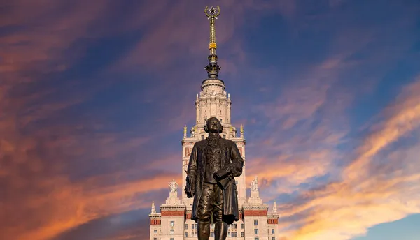 Vista del monumento a Mikhail Vasilyevich Lomonosov (escultor N. V ...