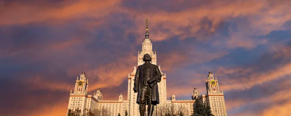 Vista del monumento a Mikhail Vasilyevich Lomonosov (escultor N. V ...