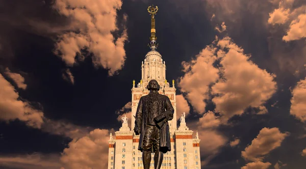 Vista del monumento a Mikhail Vasilyevich Lomonosov (escultor N. V ...
