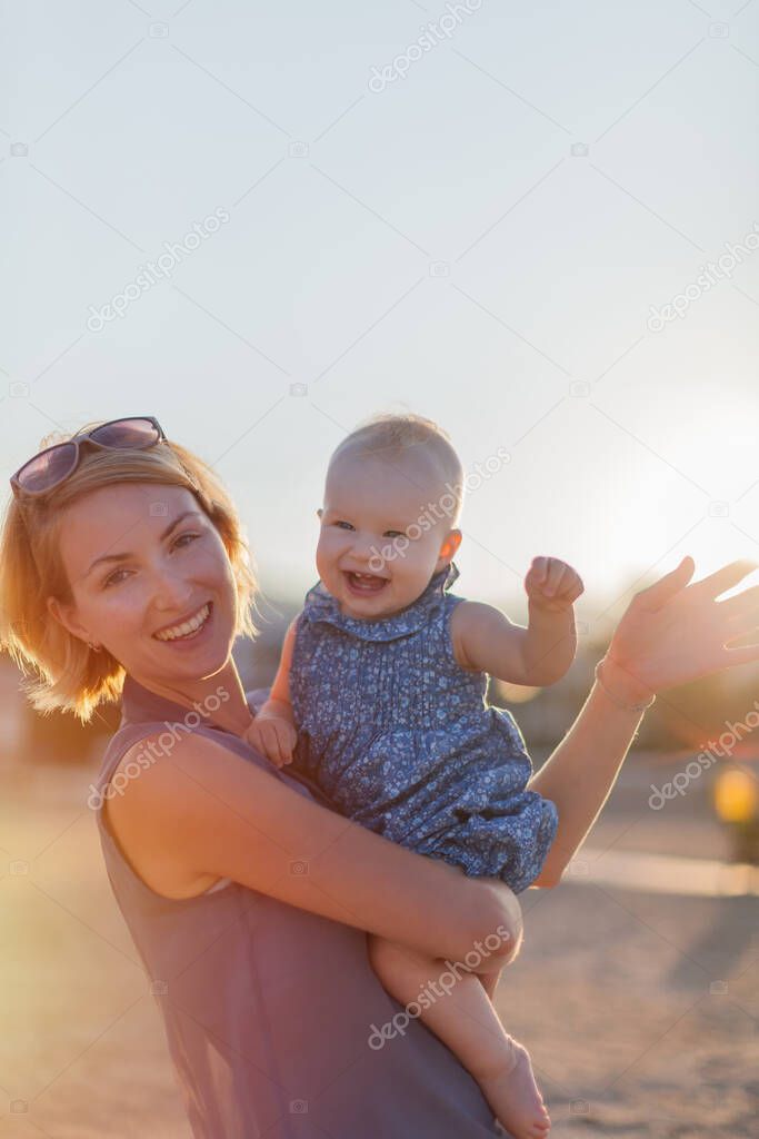 Joven madre feliz casar a su linda niña mientras que pasar el rato al ...
