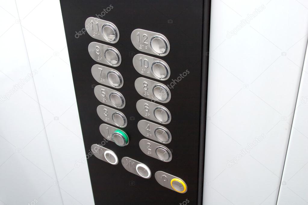 Panel de control en cabina de ascensor con botones metálicos ...