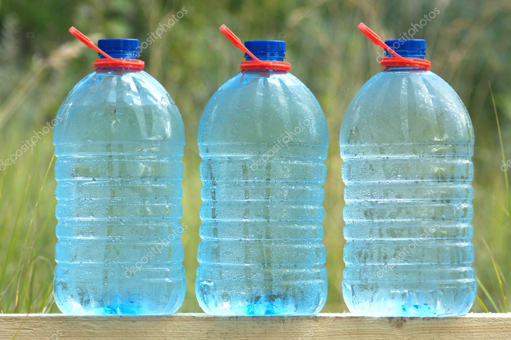 Bidons plastique avec de l'eau potable écologiquement pur ...