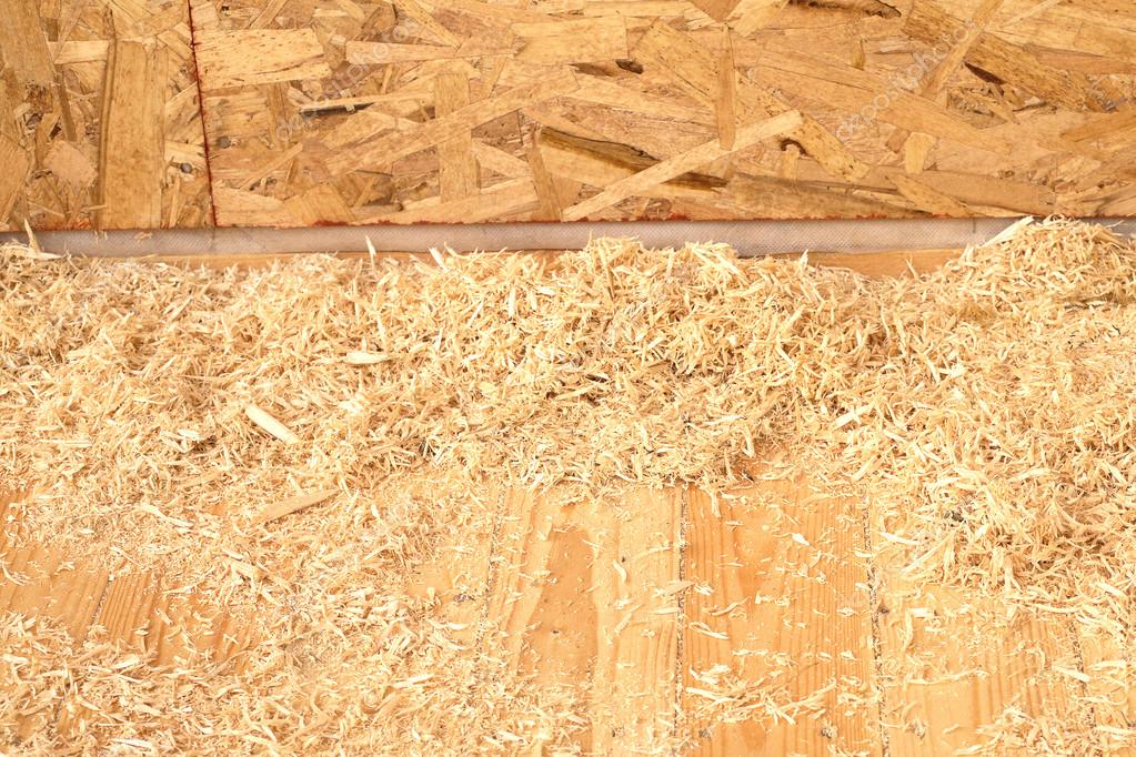 Aserrín y virutas en el nuevo primer piso construido 2022